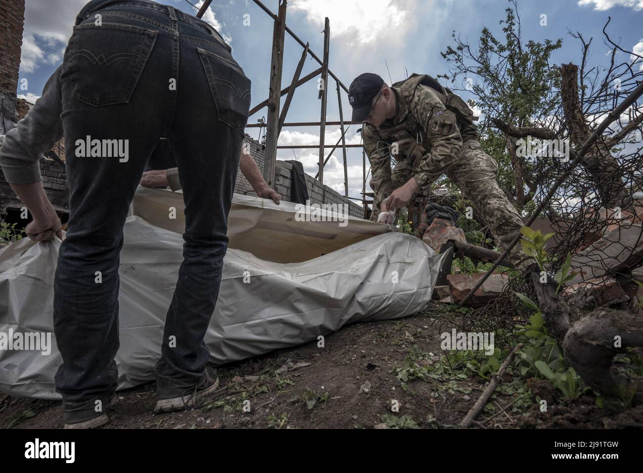 Malaya Rohan, Ukraine. 19th mai 2022. Un soldat ukrainien avec l'aide d ...