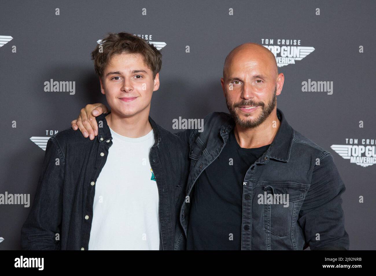 David Ban et son fils assistent à la première du film « Top Gun ...