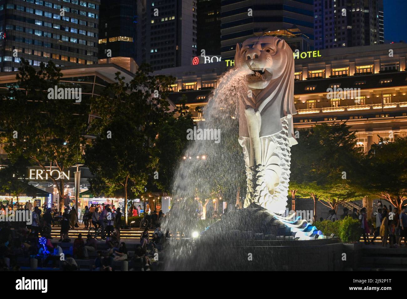 Merlion Park, une statue emblématique de Singapour la nuit. Le Merlion ...
