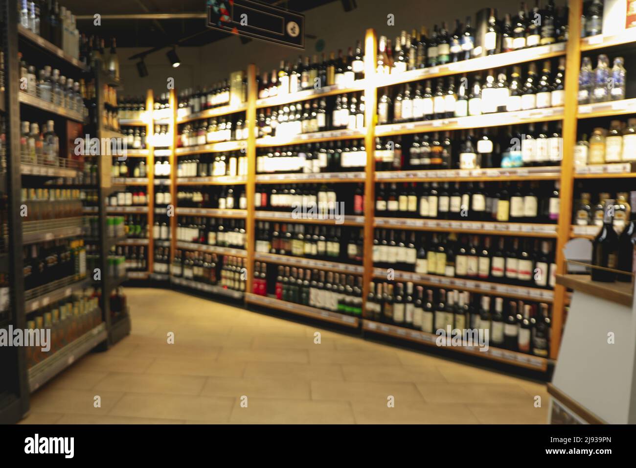 Présentoir de rayon de vin de supermarché Banque de photographies et d ...