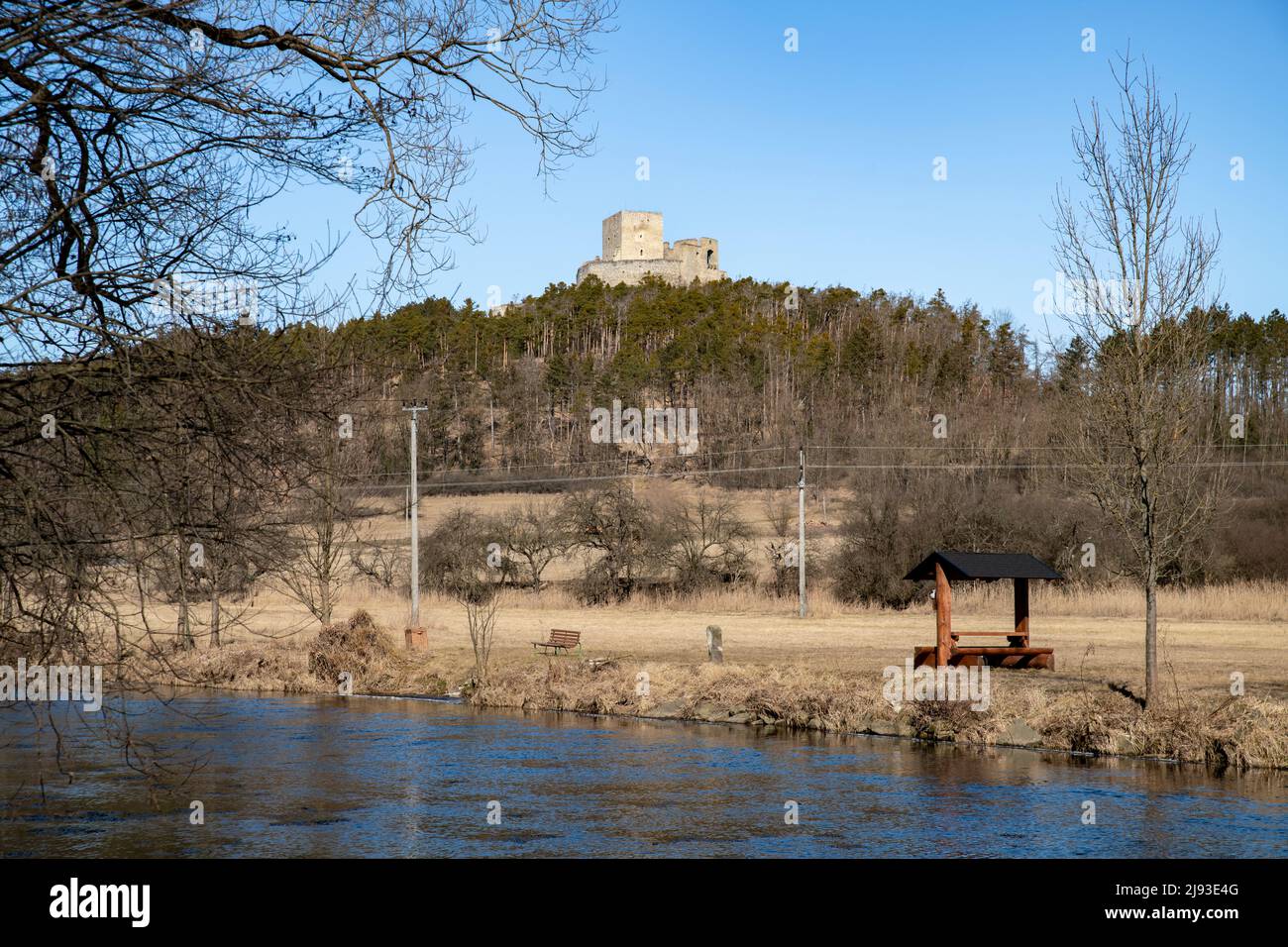 Le château de Rabi est une ruine médiévale, au-dessus de la rivière ...