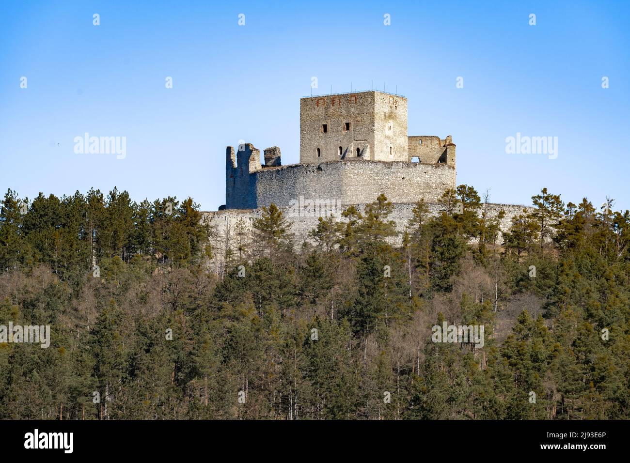 Le château de Rabi est une ruine médiévale, au-dessus de la rivière ...