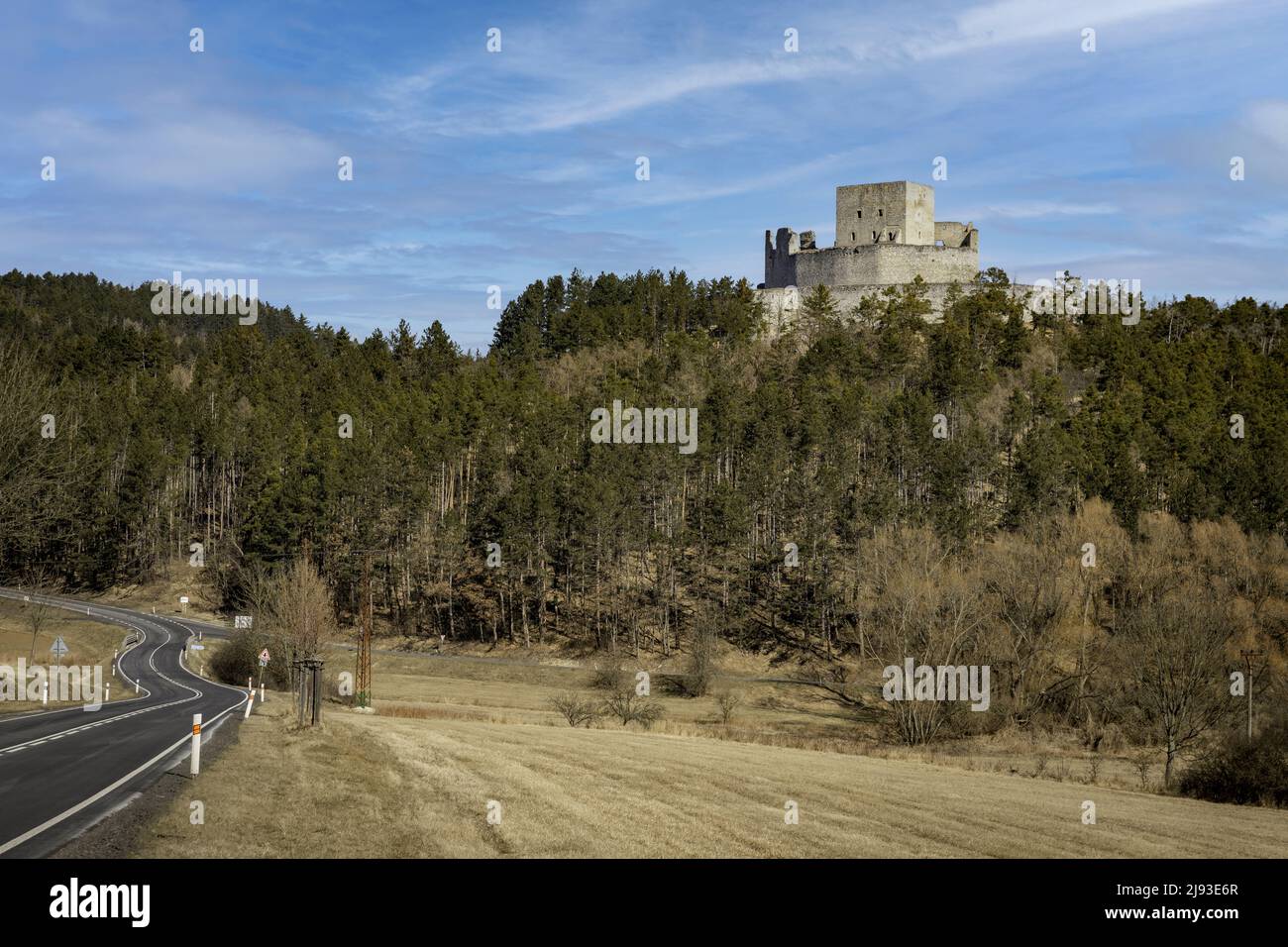 Le château de Rabi est une ruine médiévale, au-dessus de la rivière ...