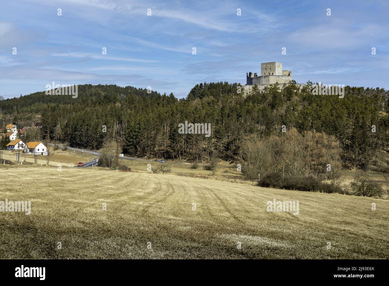 Le château de Rabi est une ruine médiévale, au-dessus de la rivière ...