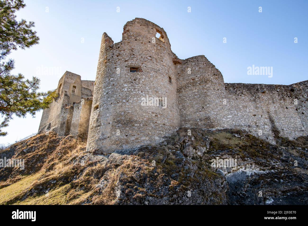 Le château de Rabi est une ruine médiévale, au-dessus de la rivière ...