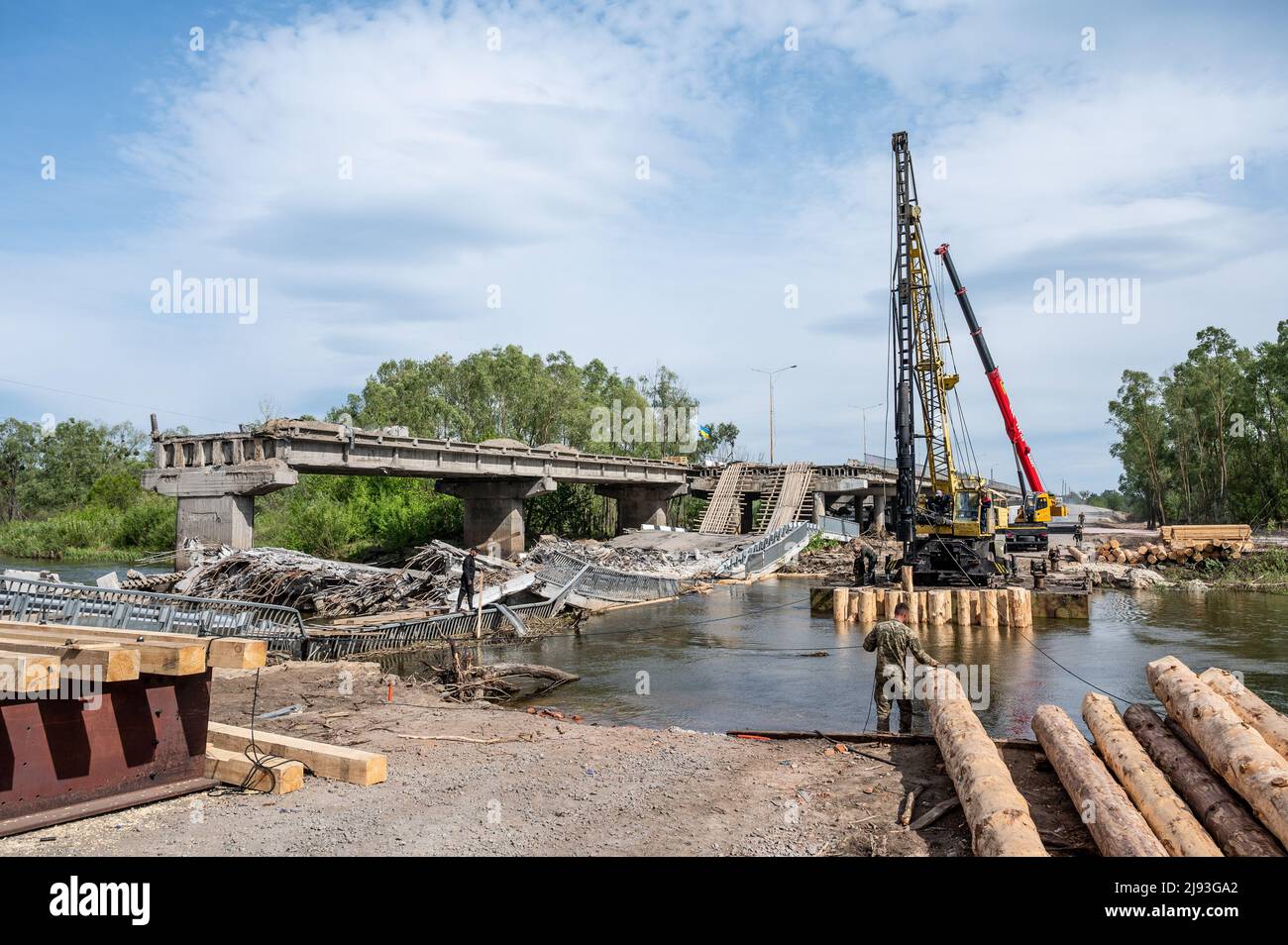 La réparation d'un pont au-dessus de la rivière Teteriv détruit pendant ...