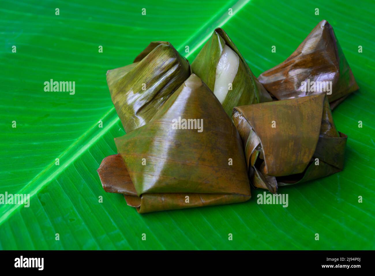 Spécialités malaisiennes Kuih Koci dans la feuille de Banana isolée sur ...