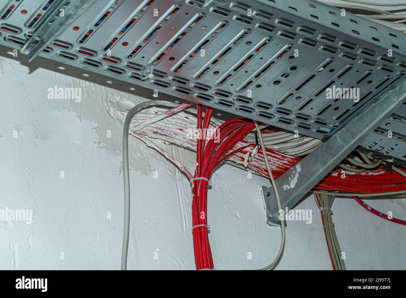 Barrière incendie dans un mur avec conduit de câble Photo Stock - Alamy