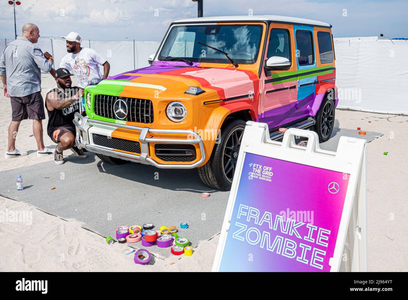 Frankie zombie artiste art voiture mercedes Banque de photographies et ...