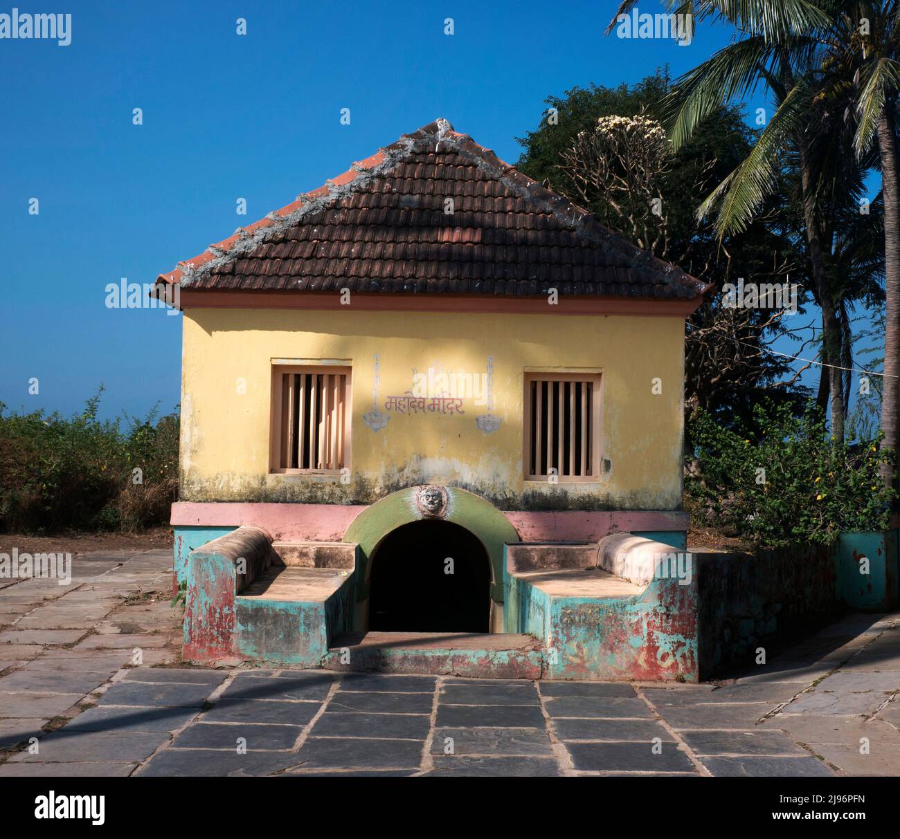 Ancien temple de toit en tuiles de Dieu hindou Shiva dans le fort de ...