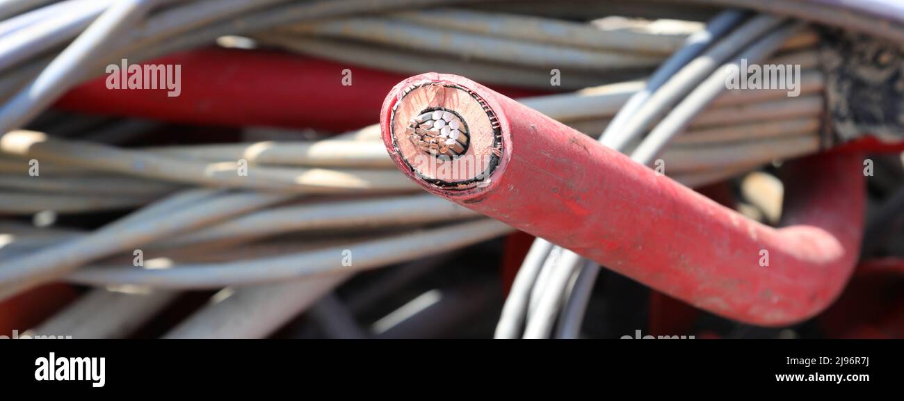 Câble électrique en cuivre rouge inutilisé pour l'électricité haute ...