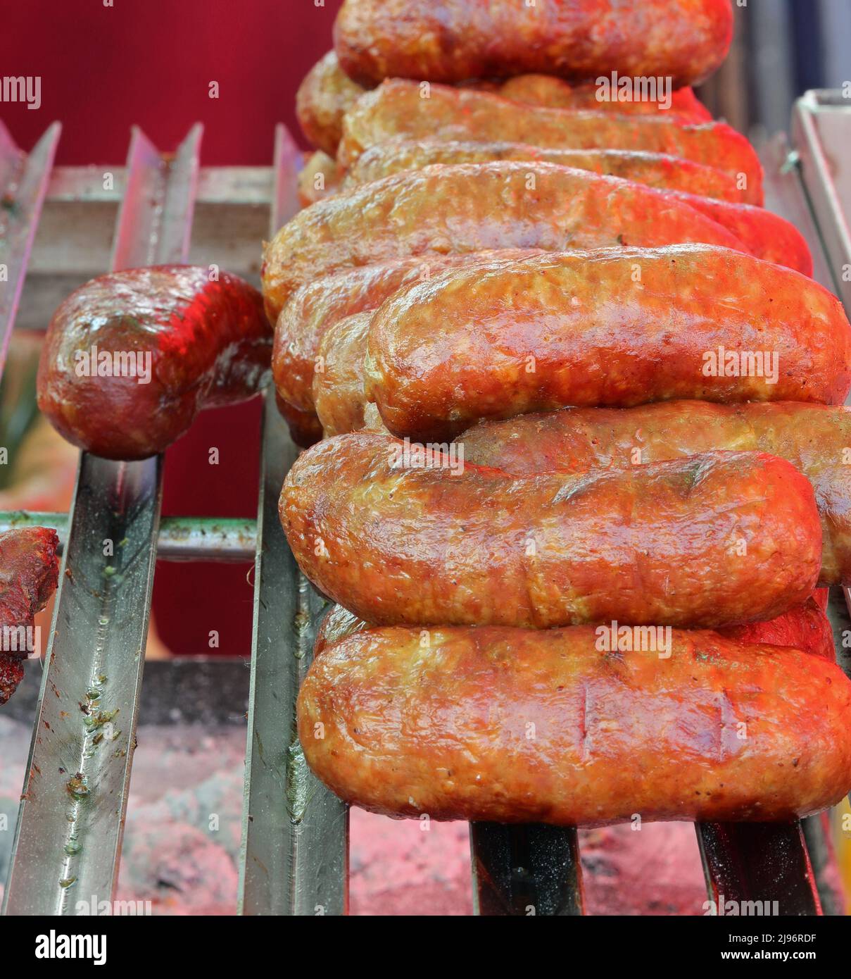 saucisses de porc très juteuses sur le grill en métal et dans le restaurant spécialisé dans la ...