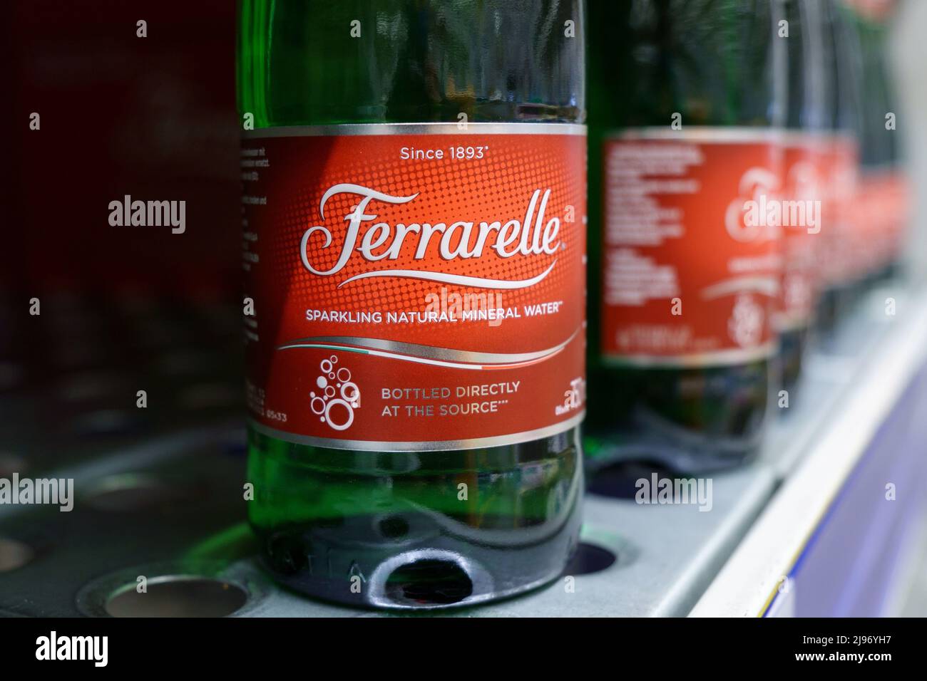 Tyumen, Russie-11 mai 2022: Flacons spa Ferrarelle en rayon dans un ...