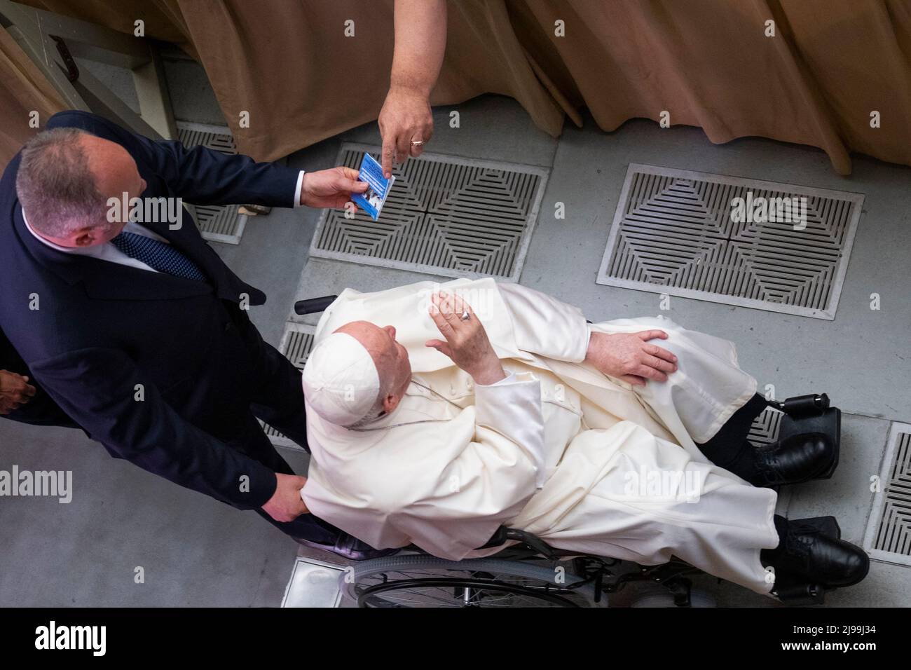 Le pape François arrive en fauteuil roulant, en raison de douleurs ...