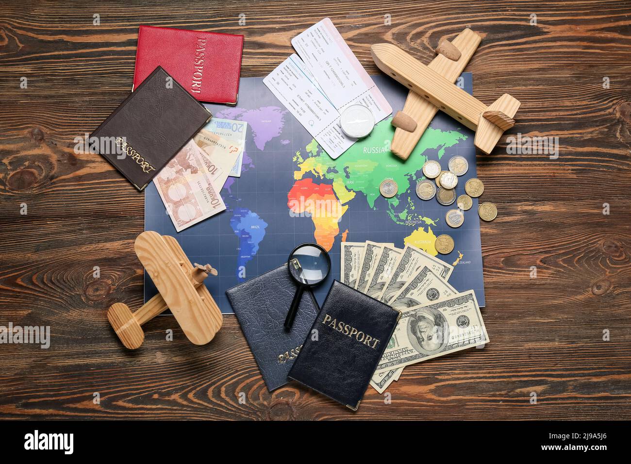 Effets personnels du guide avec carte du monde et avions sur fond de ...