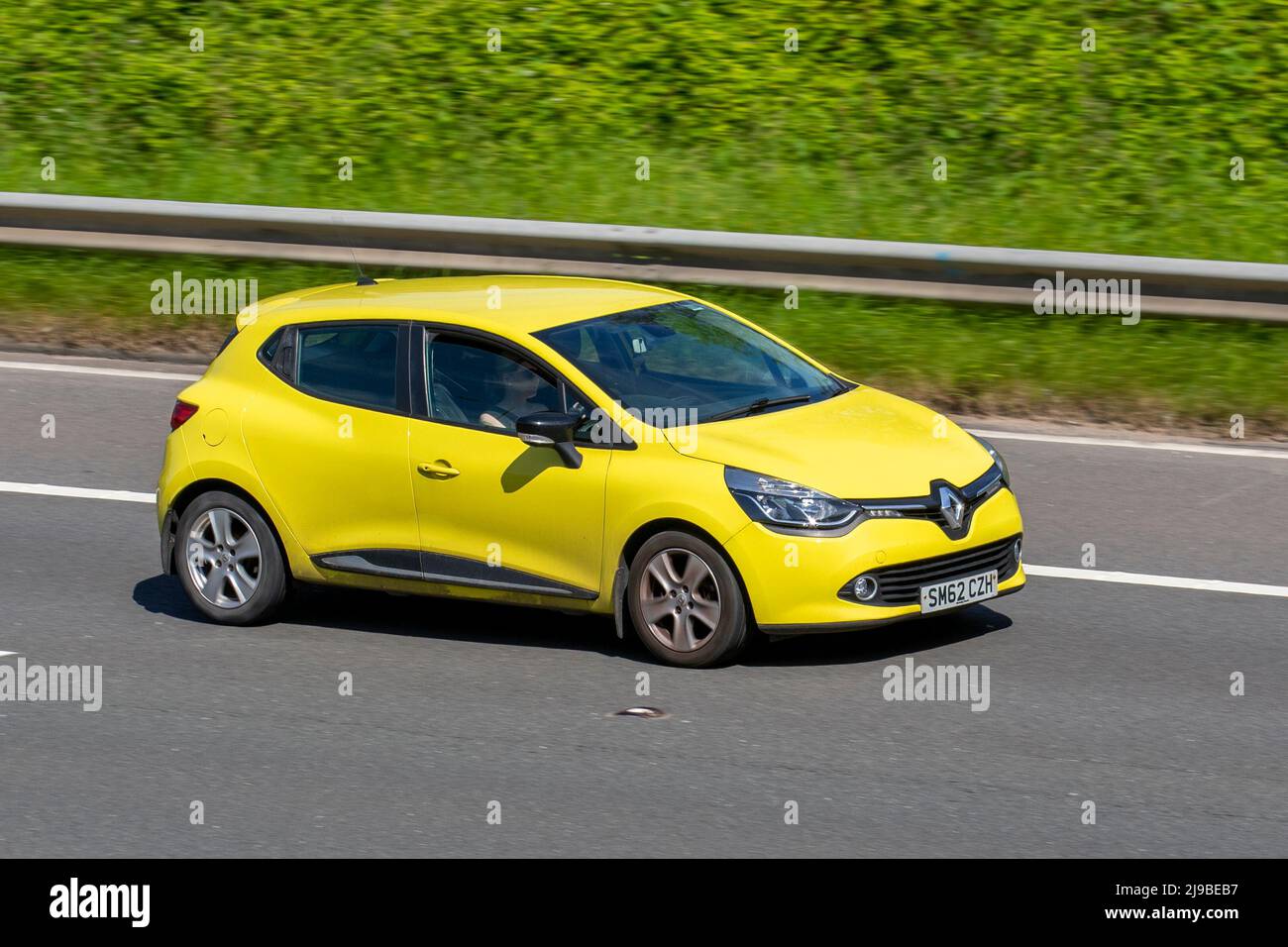 Renault clio voitures jaunes Banque de photographies et d’images à ...