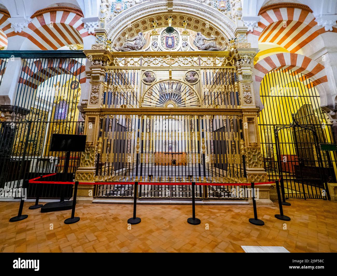 Arcades et colonnes décorées dans un style mauresque dans la Mezquita ...
