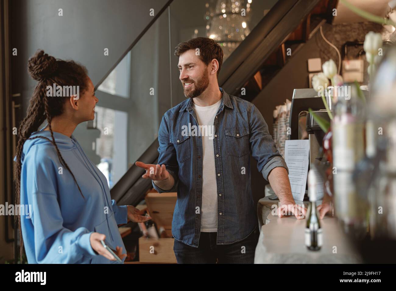 Jeune couple de courses mixtes au café pour commander un café et ...