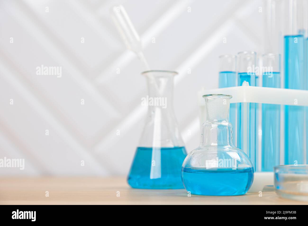 Verrerie de laboratoire avec tubes à essai. Flacons, compte-gouttes ...