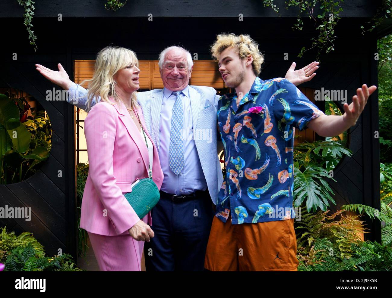 Johnny ball (au centre) célèbre son anniversaire de 84th avec sa fille ...