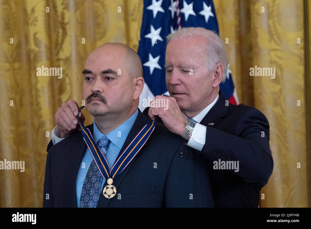 Le président américain Joe Biden décerne aux officiers de sécurité ...