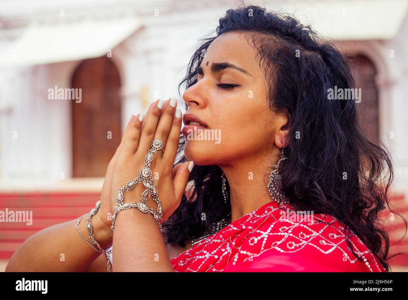 Jeune femme indienne dans la robe traditionnelle de rouge de sari ...