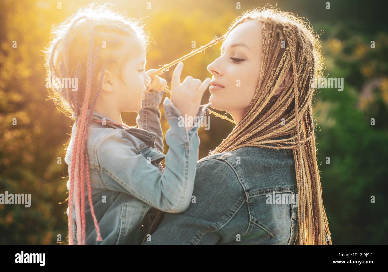 Enfant à Deux Tresses Banque De Photographies Et Dimages à Haute