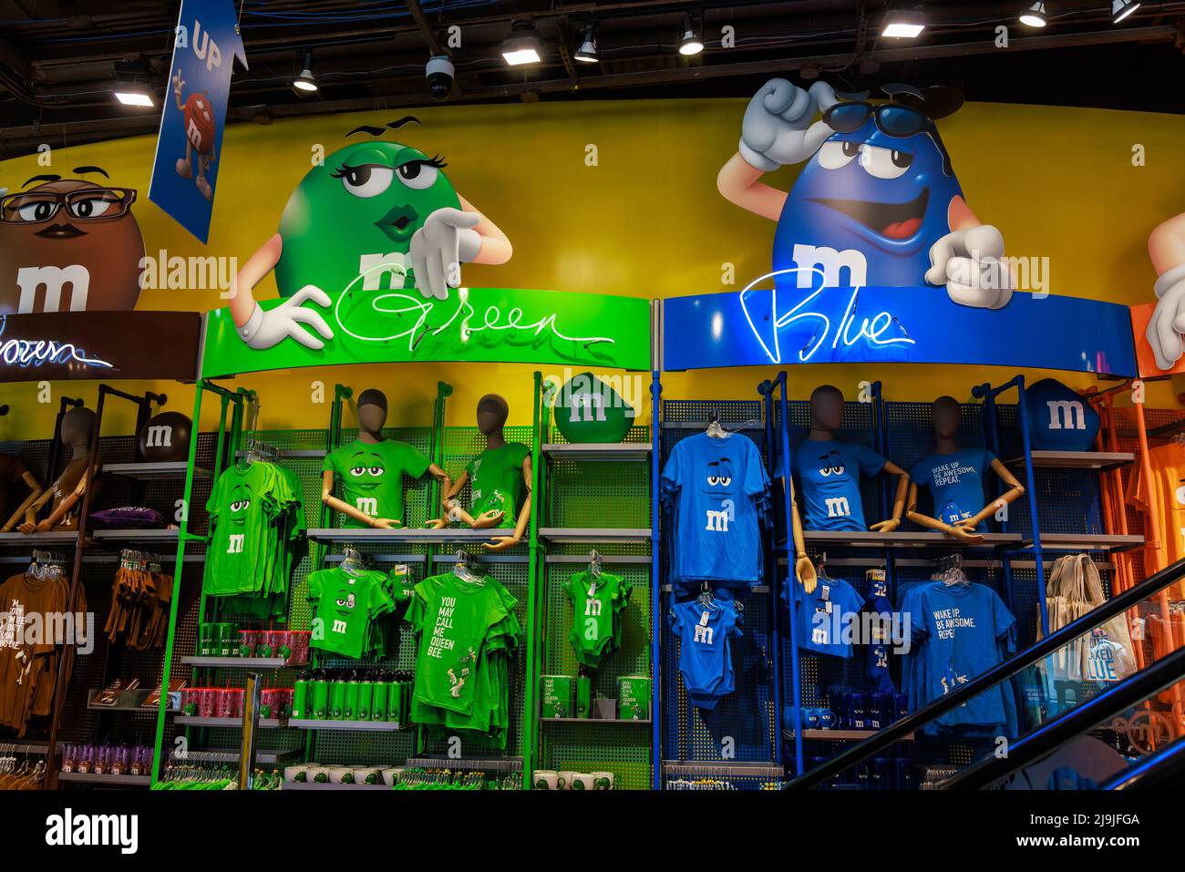 Vêtements et souvenirs colorés dans le magasin MMS de Manhattan Photo ...