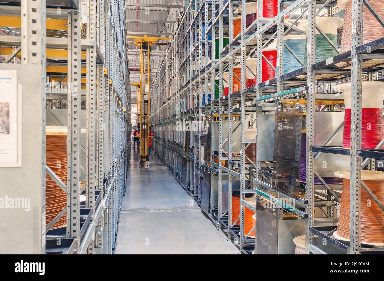 Intérieur d'un entrepôt moderne avec bobines de câble coloré sur des ...