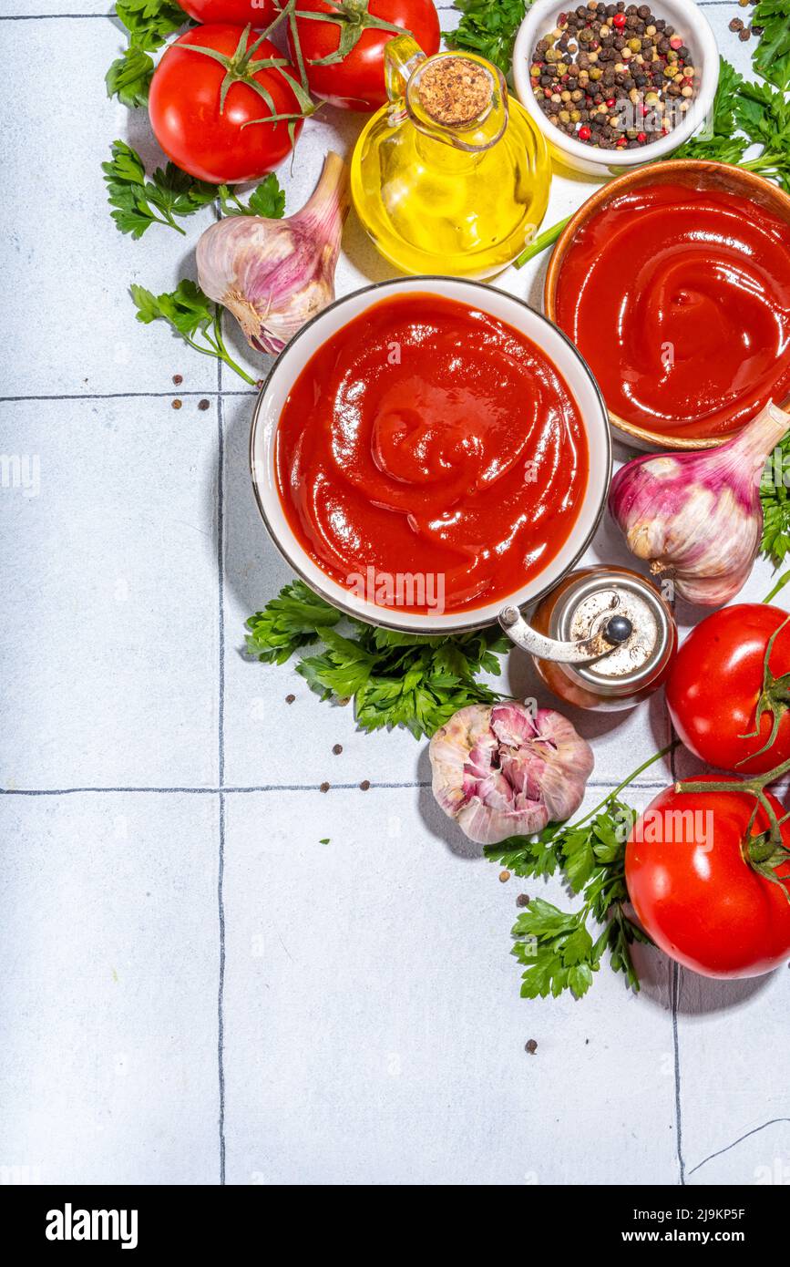 Sauce ketchup maison. Deux bols avec sauce rouge ketchup à la tomate ...