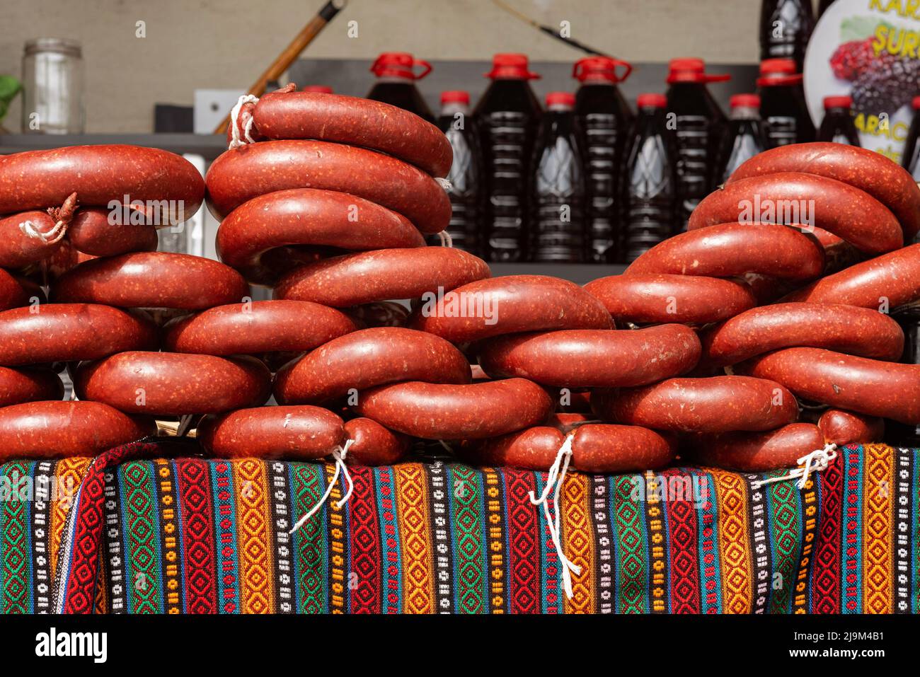 Sujuk ou sucuk une saucisse épicée de viande faite d'épices et de boeuf ...