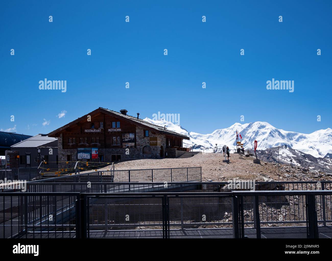 Vue sur le restaurant Rothorn qui domine majestueusement le sommet du ...