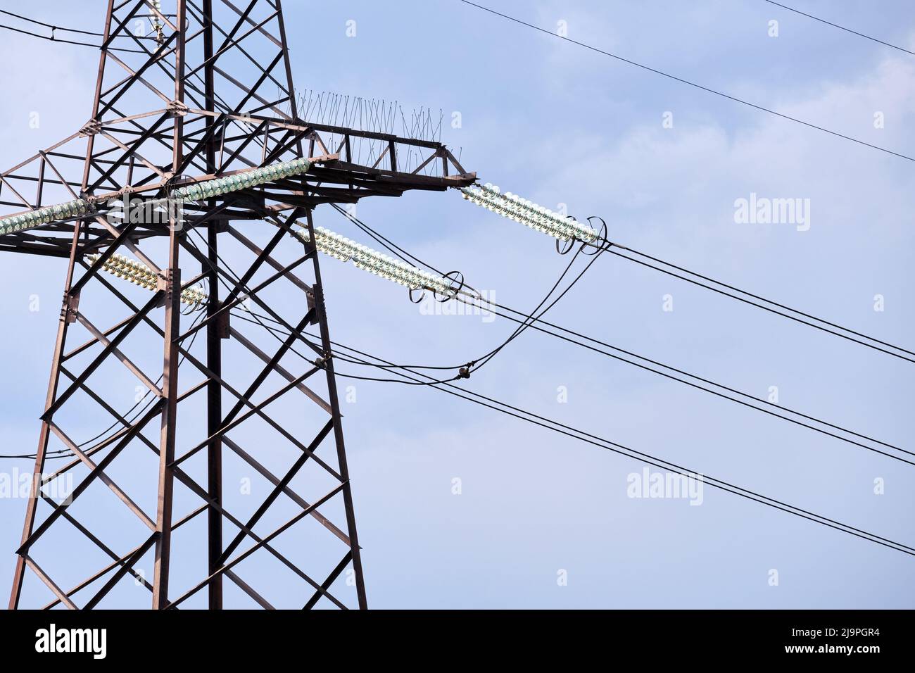 Ligne électrique haute tension avec séparateur d'isolation des fils ...
