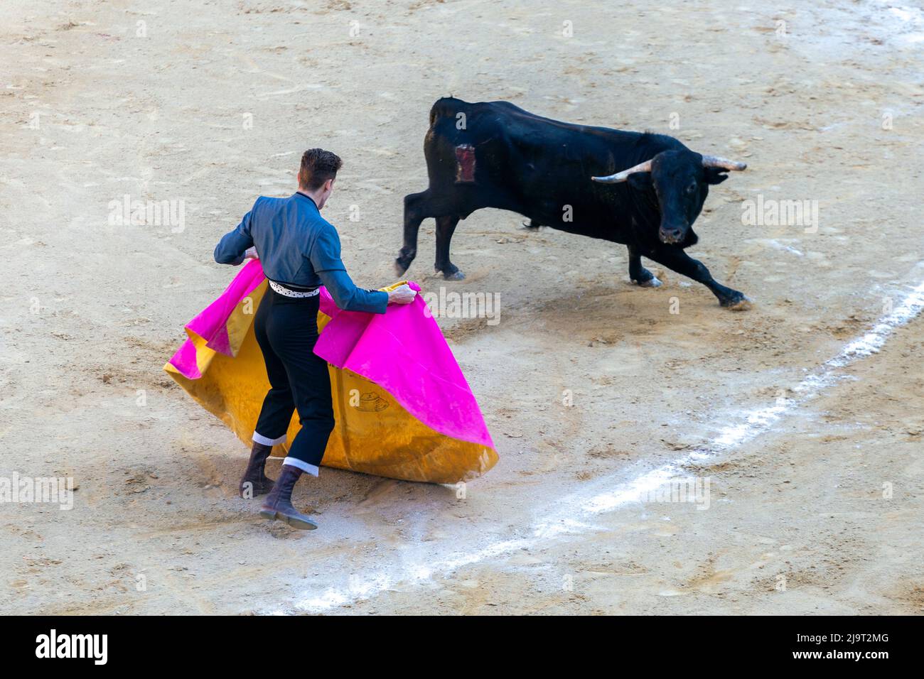 Valencia, Espagne - 05 06 2022: Un corrida jouant avec le taureau dans ...