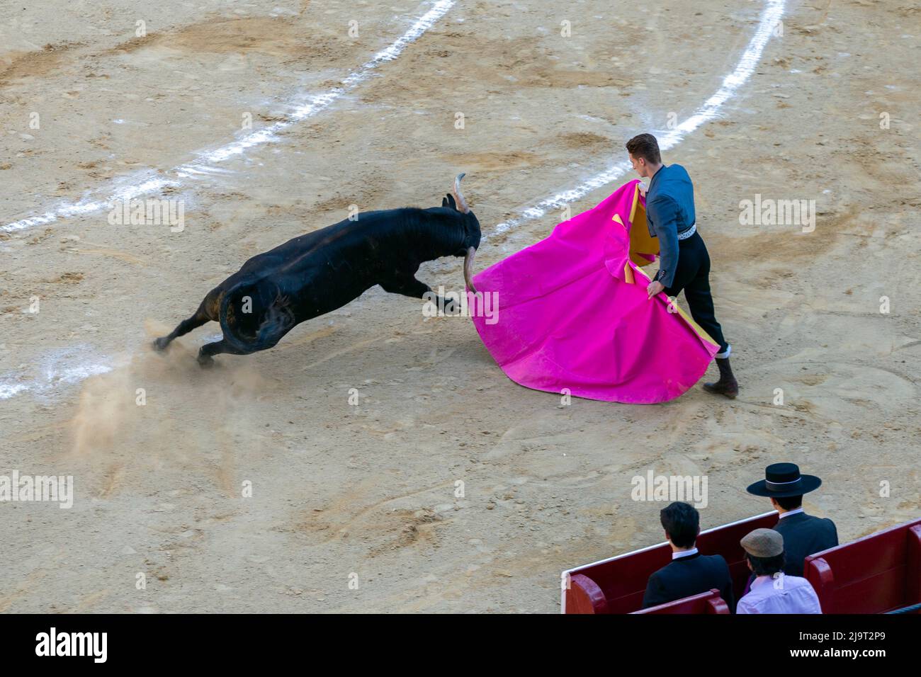 Valencia, Espagne - 05 06 2022: Un corrida jouant avec le taureau dans ...