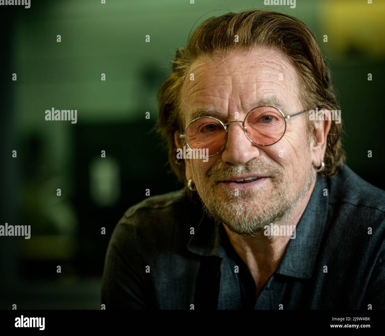 Bono smiling Banque de photographies et d’images à haute résolution - Alamy