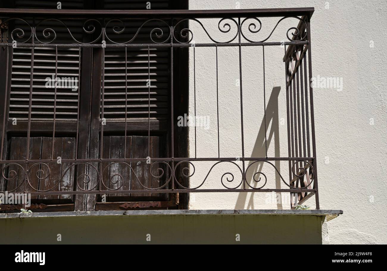 Maison rurale traditionnelle en bois brun foncé volets de fenêtre à ...