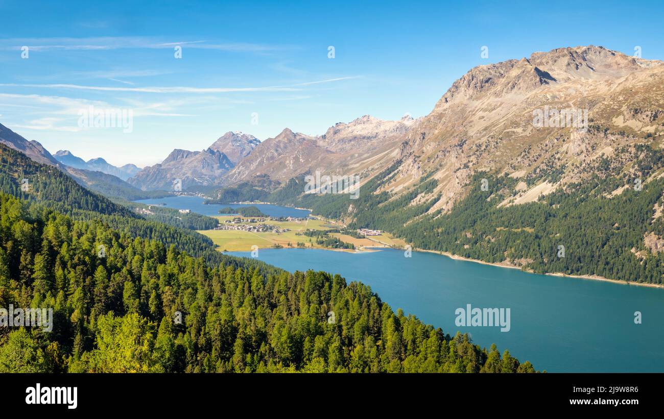 Le téléphérique de Corvatsch à Surlej (Suisse) offre une vue imprenable sur la vallée de l ...