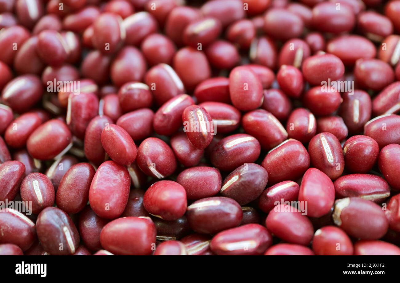 Gros plan tas de haricots rouges azuki séchés pour fond d'écran ou fond ...