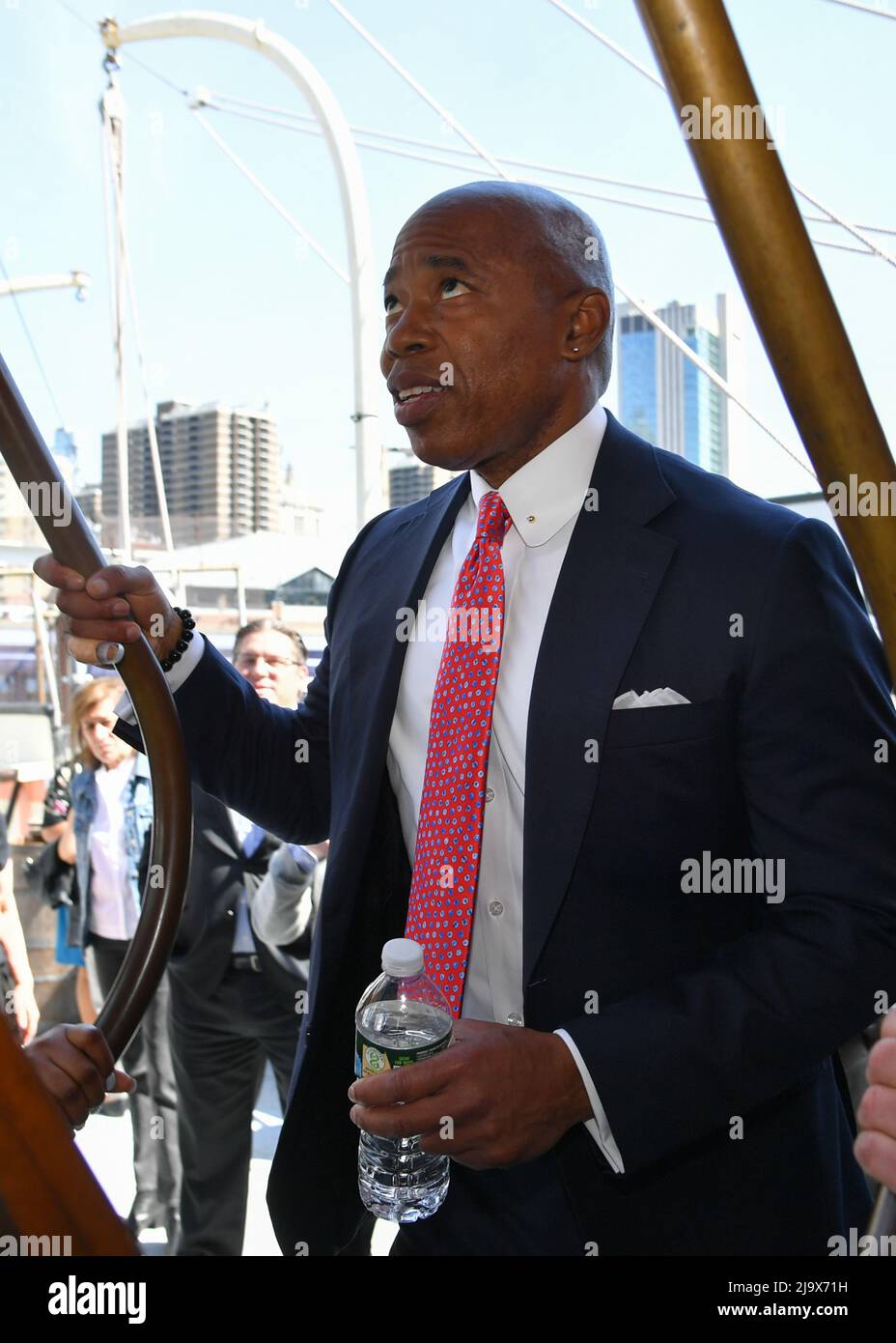 Le maire Eric Adams sonne le vaisseau Ambrose Bell, un symbole de ...