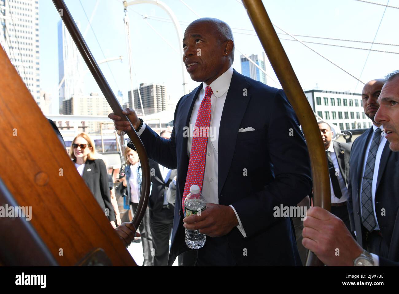 Le maire Eric Adams sonne le vaisseau Ambrose Bell, un symbole de ...