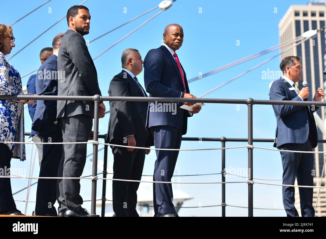 Le maire Eric Adams sonne le vaisseau Ambrose Bell, un symbole de ...