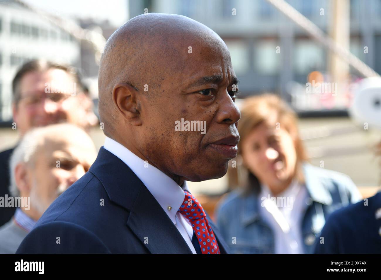 Le maire Eric Adams sonne le vaisseau Ambrose Bell, un symbole de ...