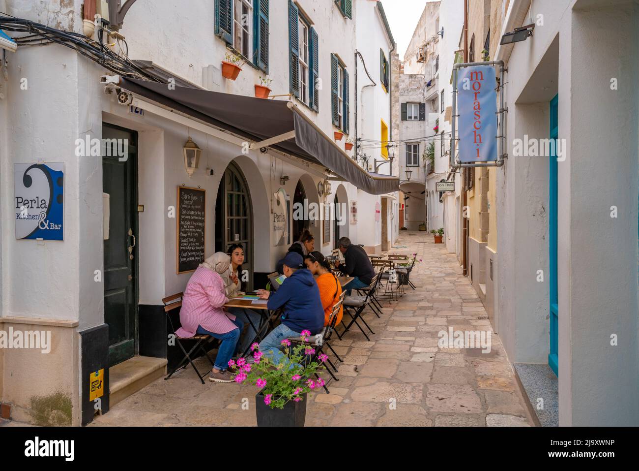 Vue sur le café et le restaurant dans la vieille ville, Mahón (Mao ...