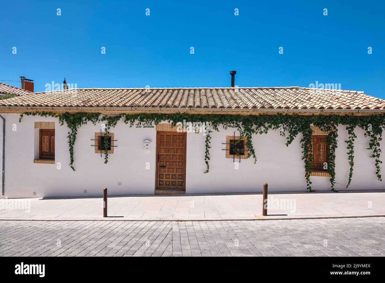 maison blanche andalouse typique avec portes en bois et verrière sur sa ...