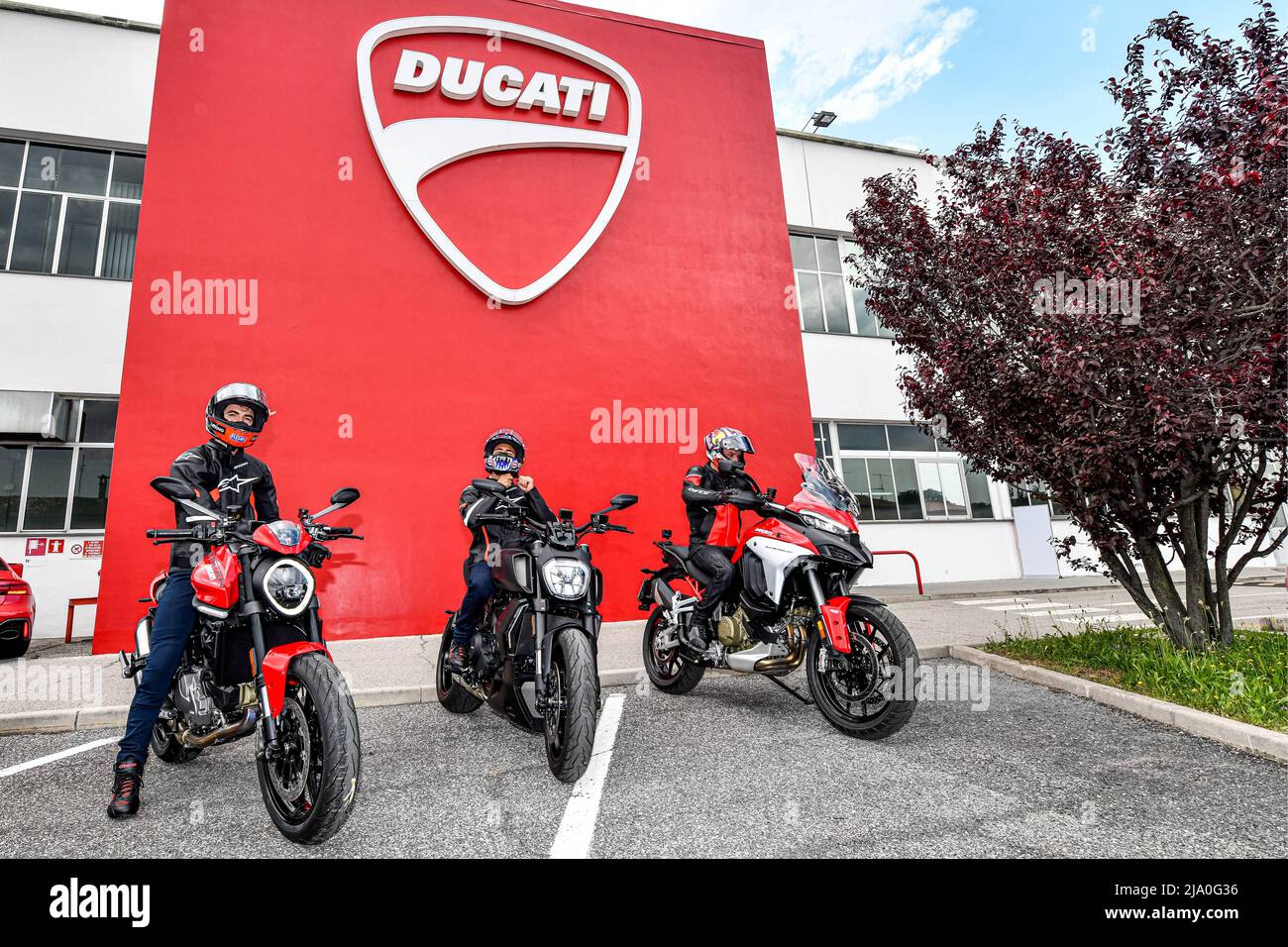 Ci vediamo al Mugello! Ducati cavaliers en selle de Bologne à la piste ...