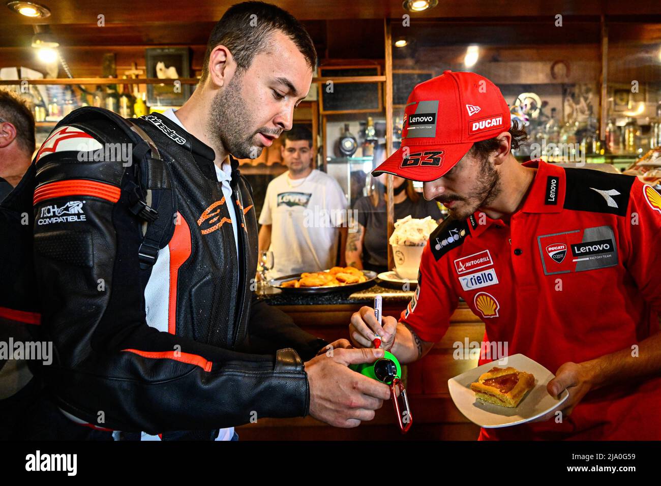 Ci vediamo al Mugello! Ducati cavaliers en selle de Bologne à la piste ...