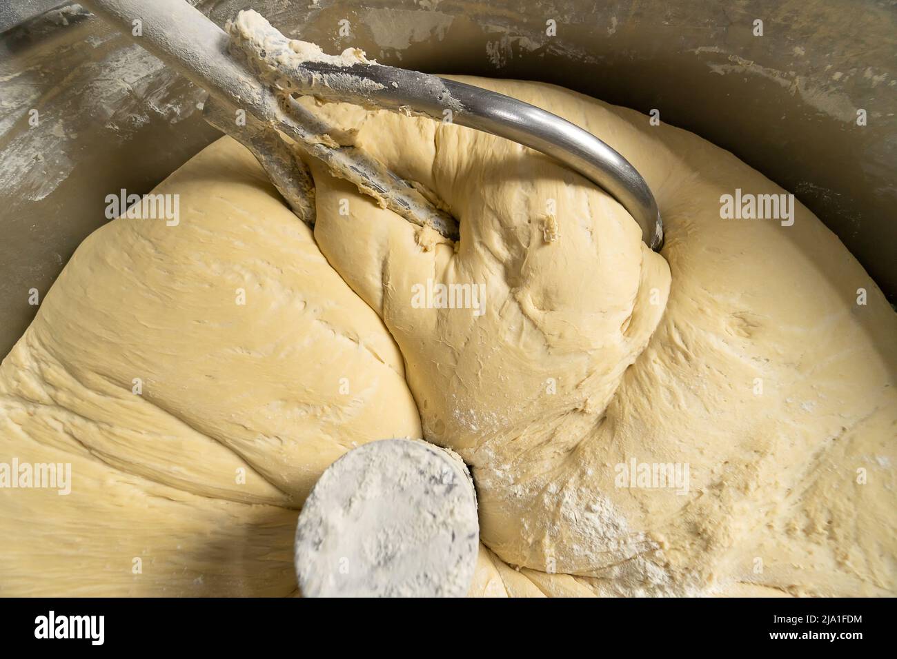 Gros plan du pétrissage de la pâte élastique pour le pain dans une ...