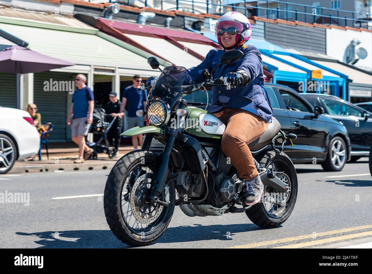 Woman motorcycle suit Banque de photographies et d’images à haute ...