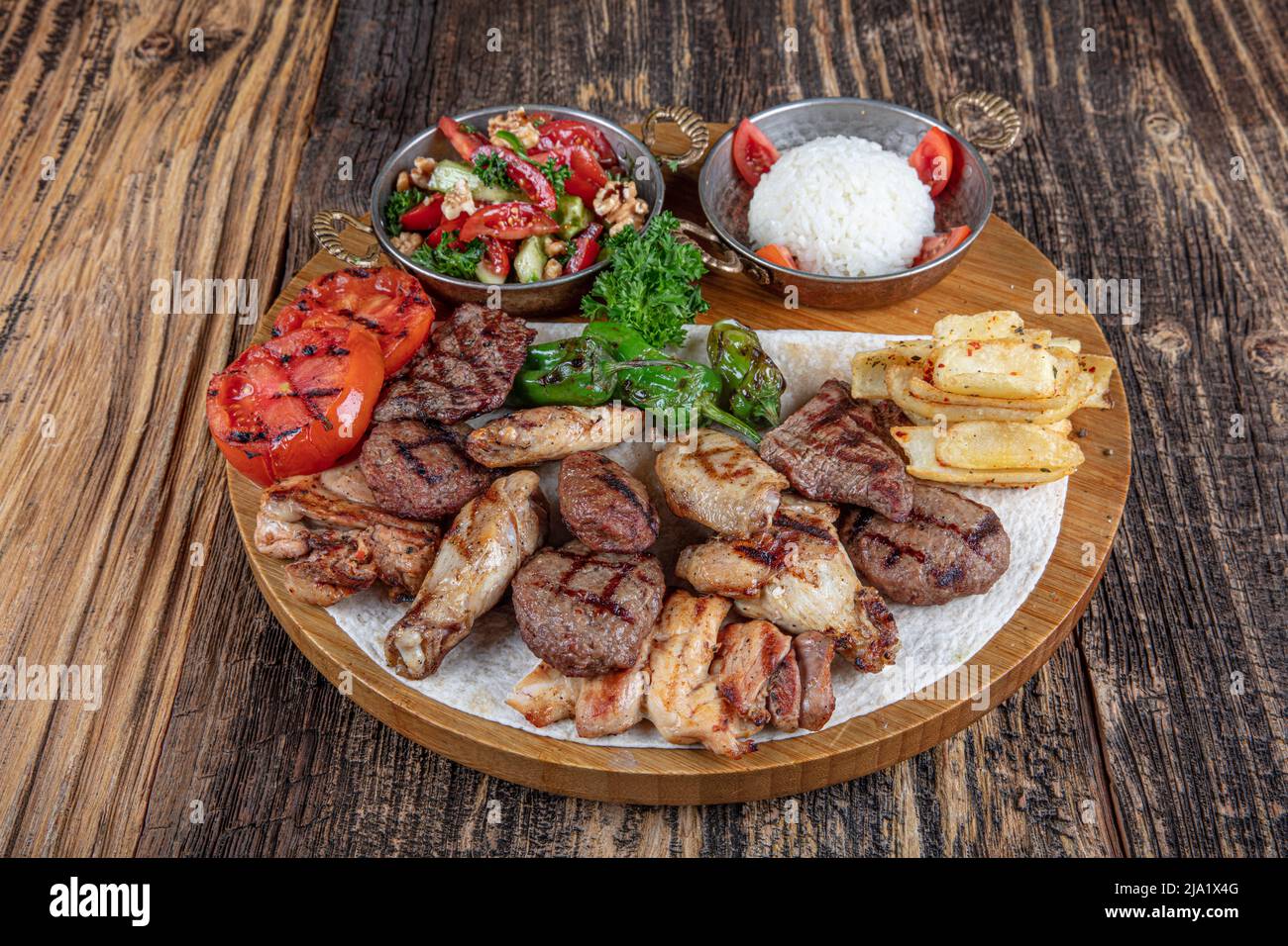 Cuisine turque, mélange de kebab. Assiette de viande frite sur charbon ...